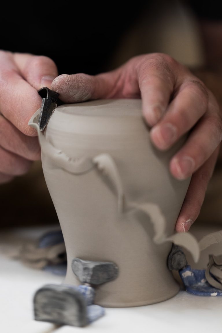 Scopri l’arte della lavorazione della ceramica | Mani di argilla